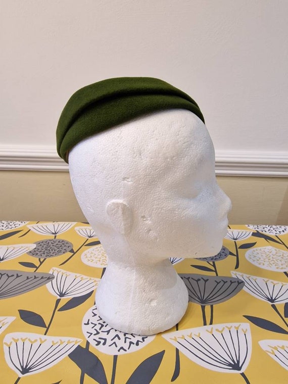 Vintage pea green pillow box hat with feather design.… - Gem