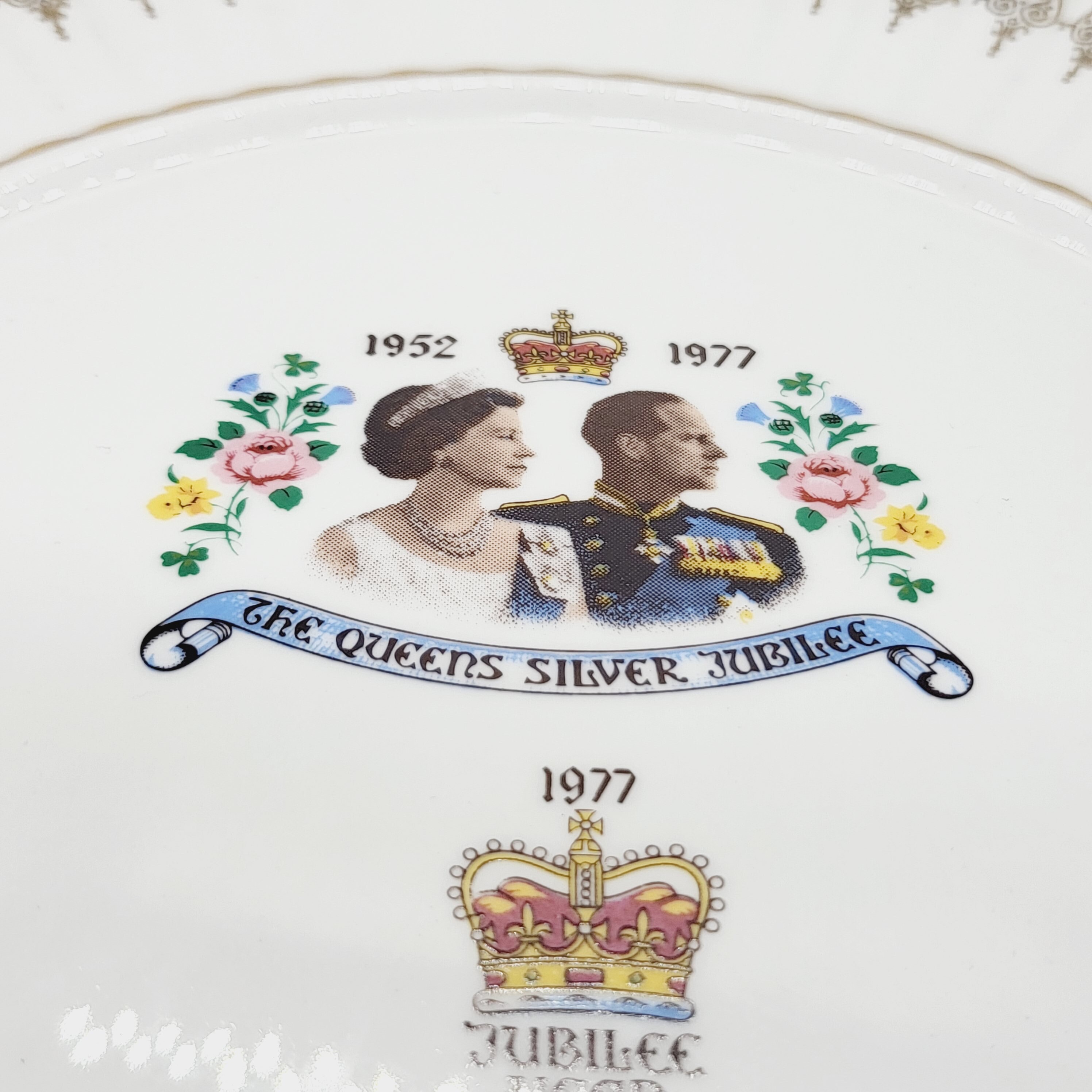 Queen Elizabeth Silver Jubilee Plate: Mayfair Bone China Commemorative ...