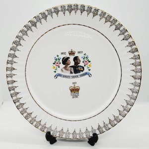 Queen Elizabeth Silver Jubilee Plate: Mayfair Bone China Commemorative ...