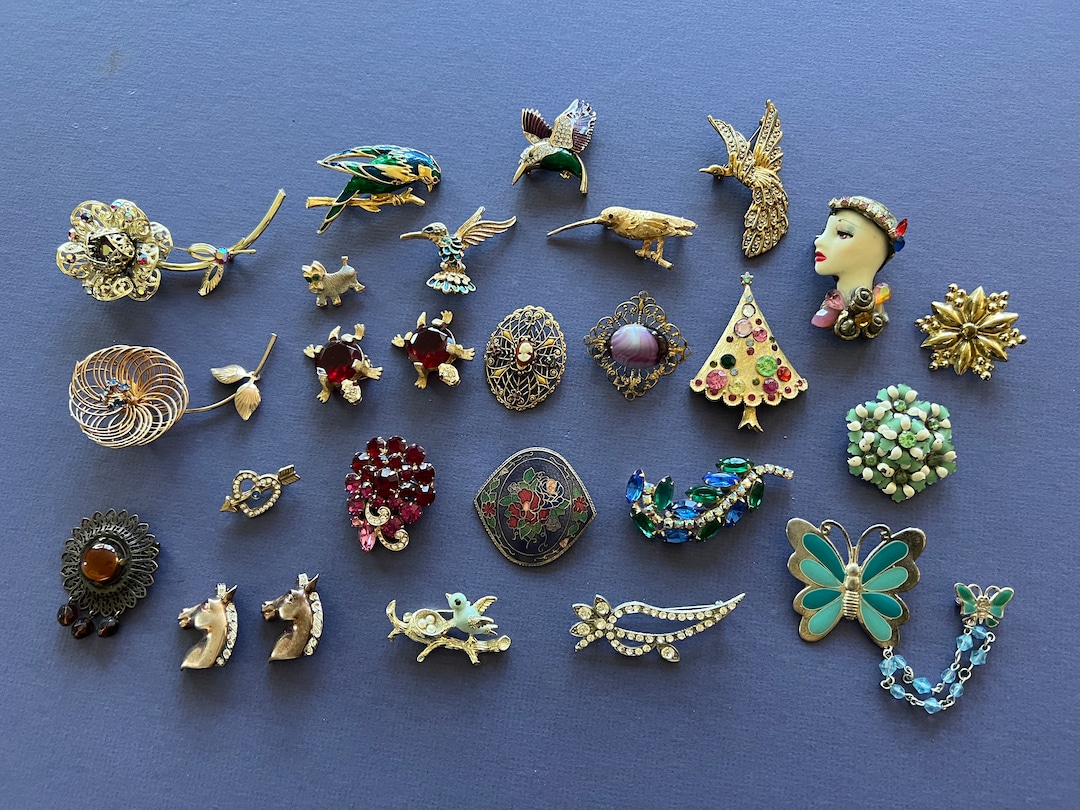 25 Vintage Pins & Brooches All Different Pins Brooches - Etsy