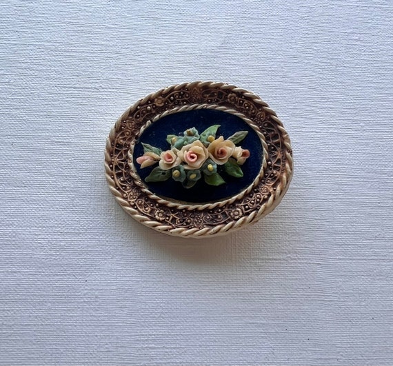 Vintage cream color frame with dimensional flowers br… - Gem