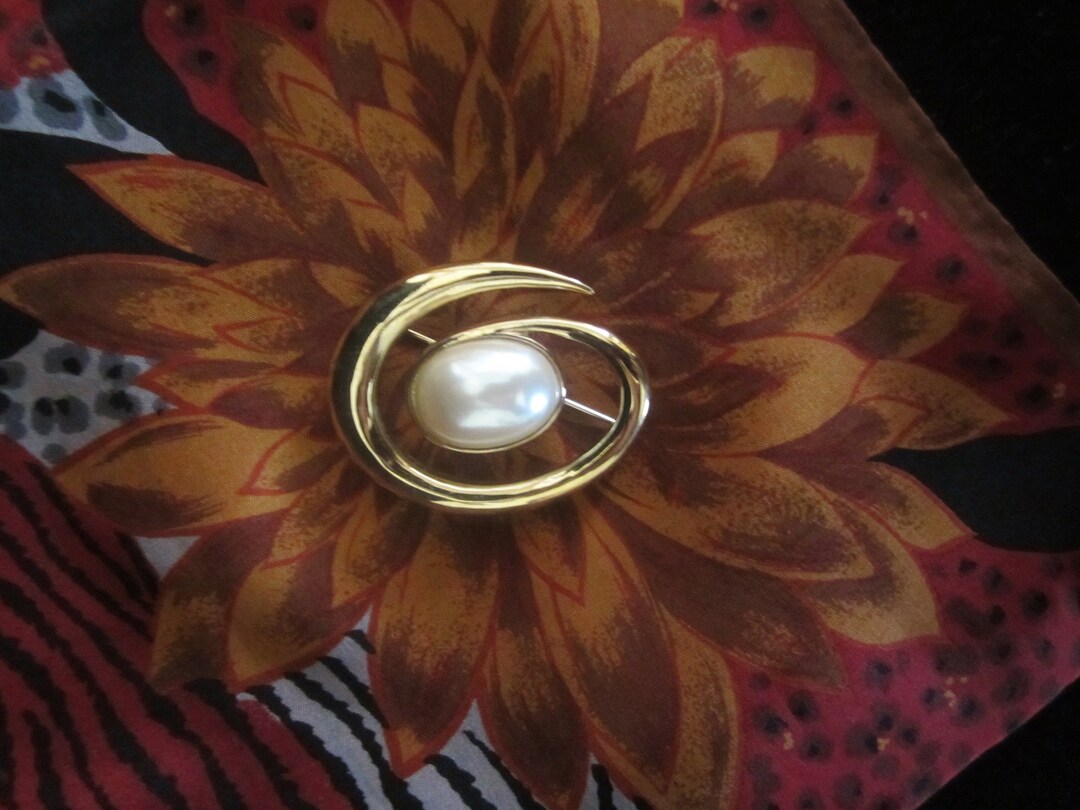 Monet Brooch Gold-tone Open Swirl Design Center Faux Pearl Lovely ...