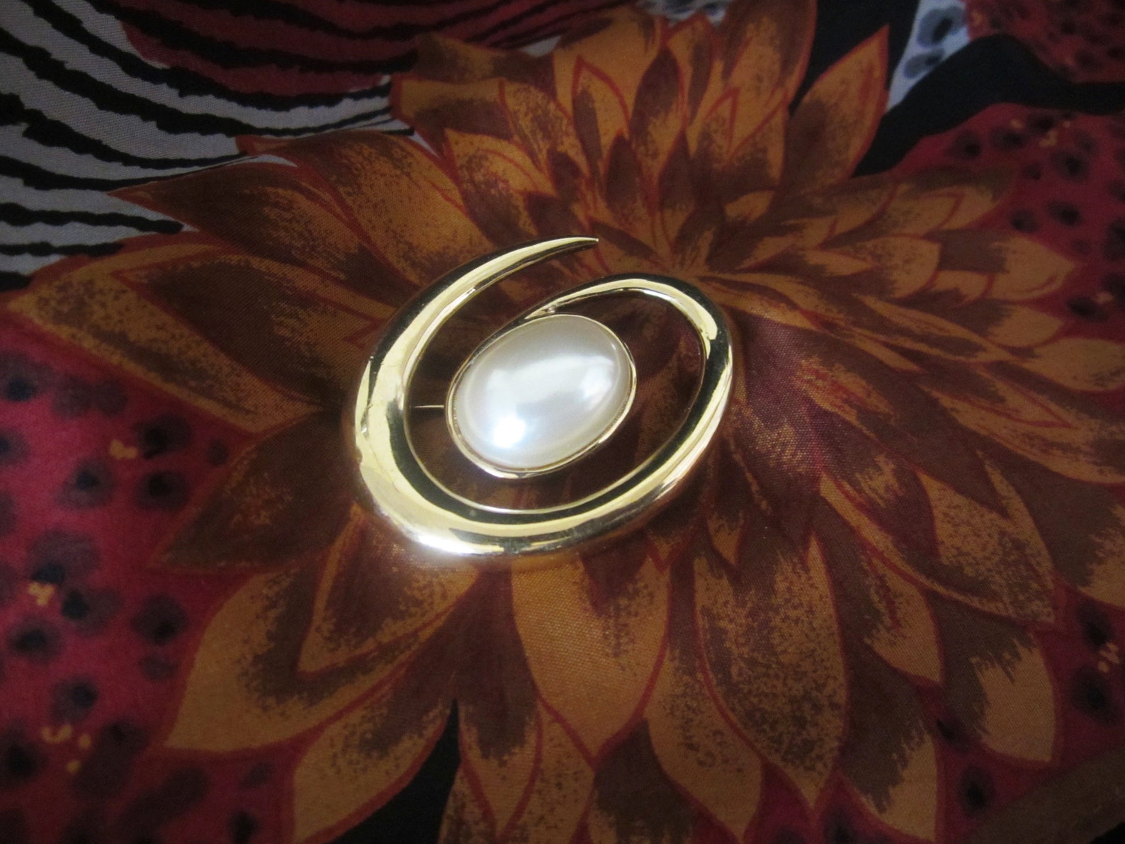 Monet Brooch Gold-tone Open Swirl Design Center Faux Pearl Lovely ...
