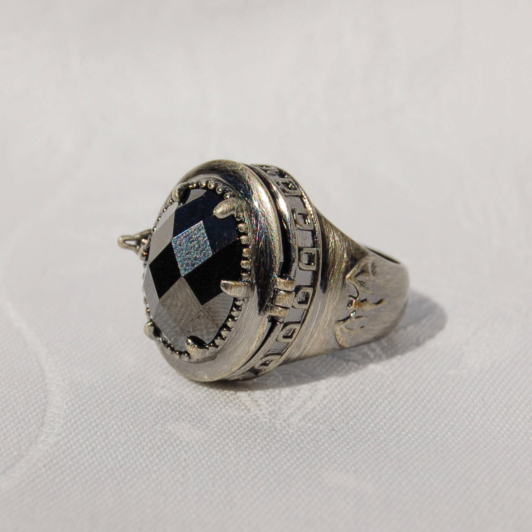 Gothic poison ring store
