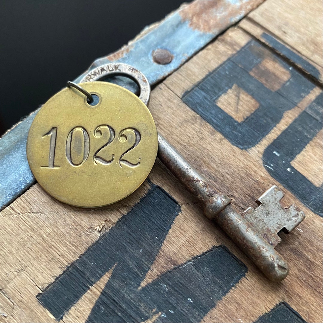 Antique Skeleton Key Vintage Hotel Keys Brass Disc Rustic Home Decor ...