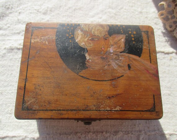 1920s hand painted box with flapper girl, heavily dis… - Gem