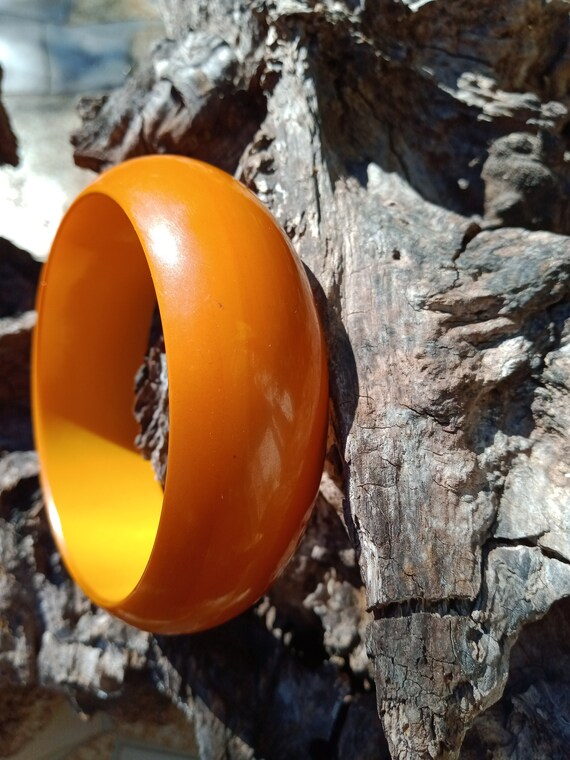 Authentic bakelite bangle, 40s chunky art deco egg yo… - Gem