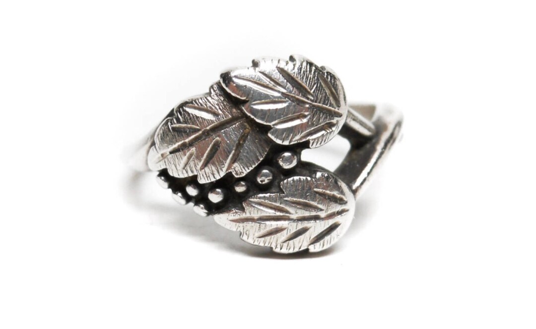 Vintage WM Sterling Silver Grape Leaf Design Fashion Ring Featuring ...