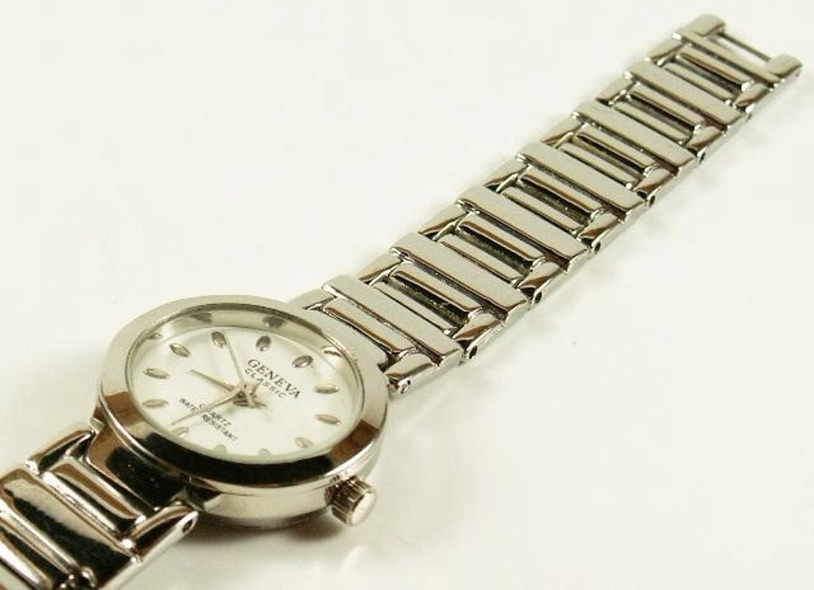 Lovely Vintage Geneva Classic Silver Tone Quartz Watch Featuring a ...