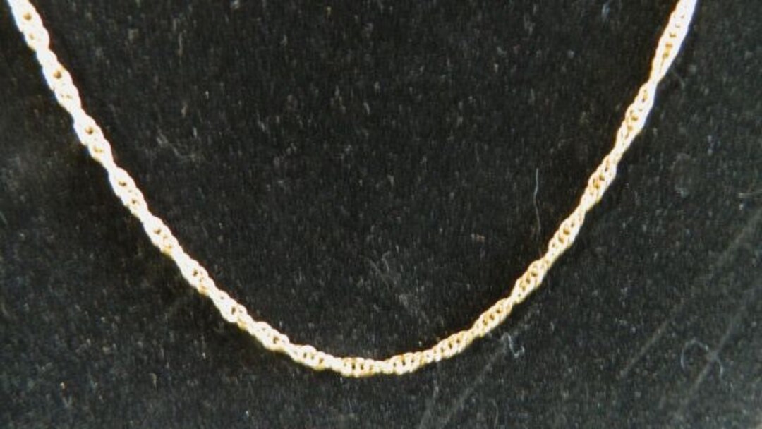 Collar de diseñador con cadena en espiral en tono dorado vintage que ...