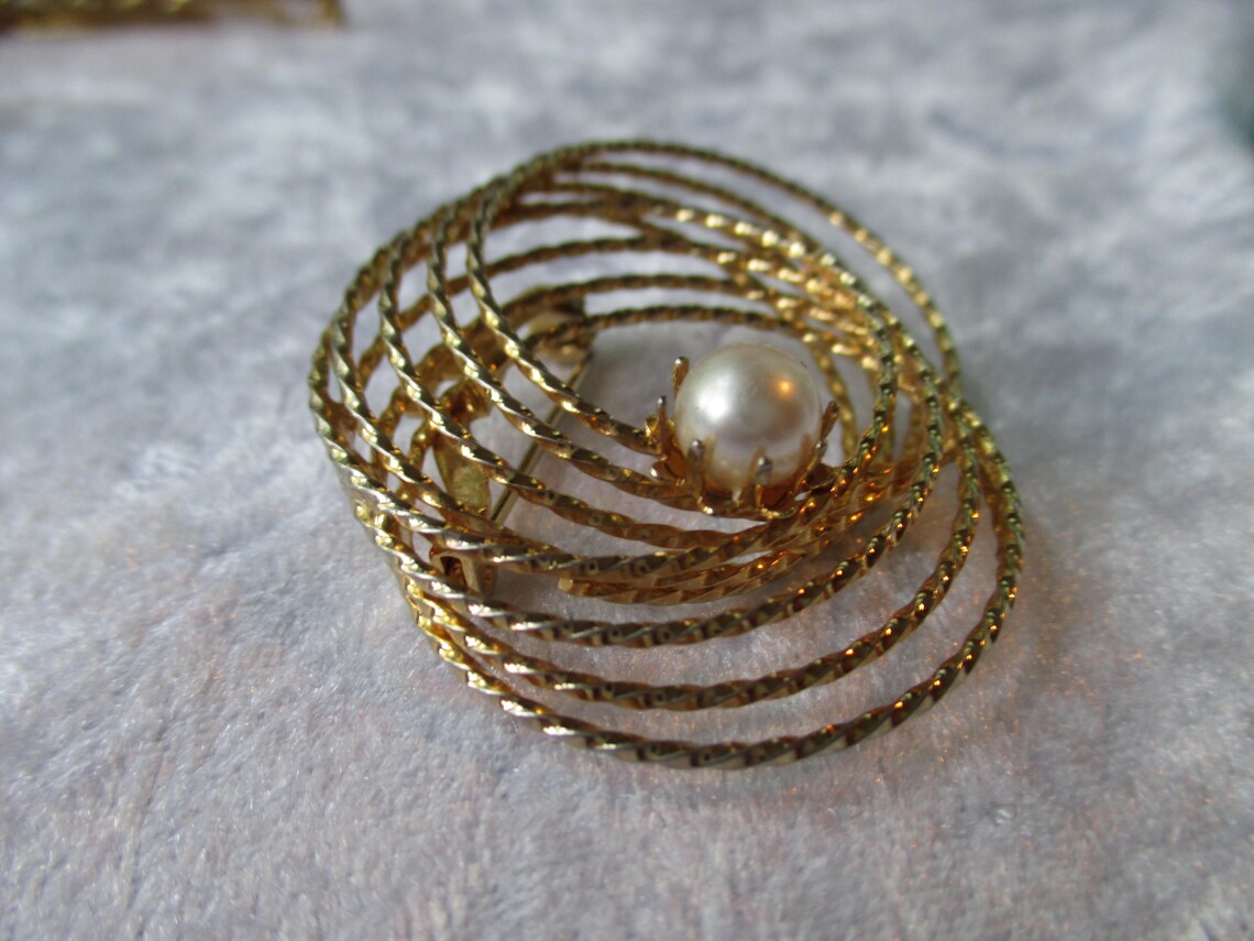 Brooch/fabulous Vintage Detailed Brooch With Gold Hoops Fanned - Etsy