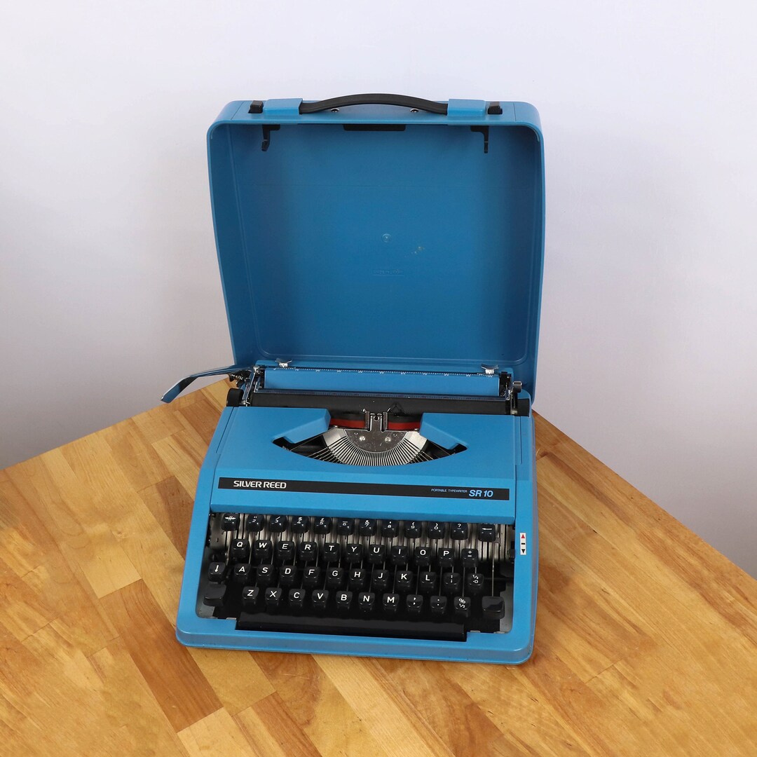 Typewriter || Blue Silver Seiko Ltd Typewriter SR10 DE LUXE Made in ...