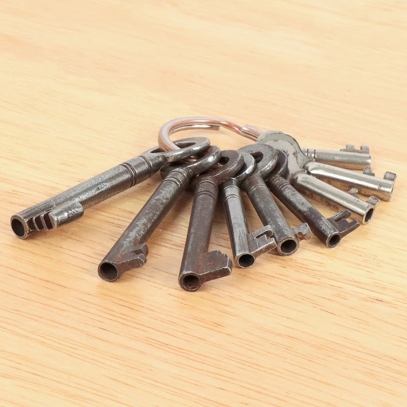 Key Bunch / Key Set Held Together With a Ring || Vintage Metal Alloy ...