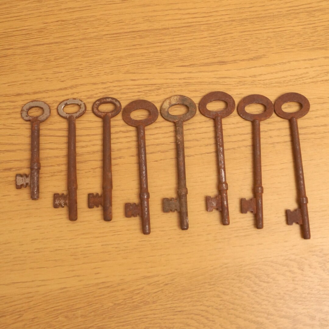 Eight Vintage Metal Alloy Keys || 8 Keys - Etsy
