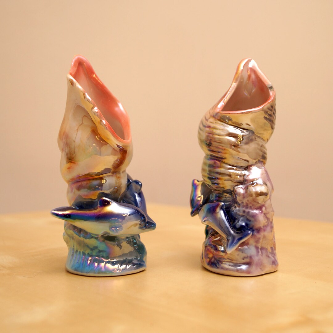 Jarrón de cerámica // forma de concha y adorno delphine // color ...