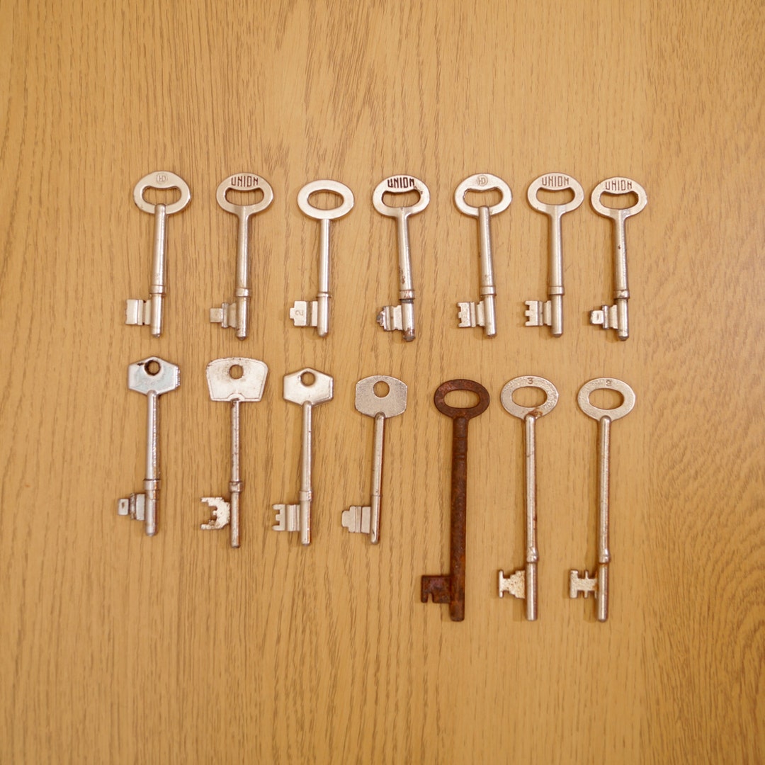 Fourteen Vintage Metal Alloy Keys || 14 Keys - Etsy