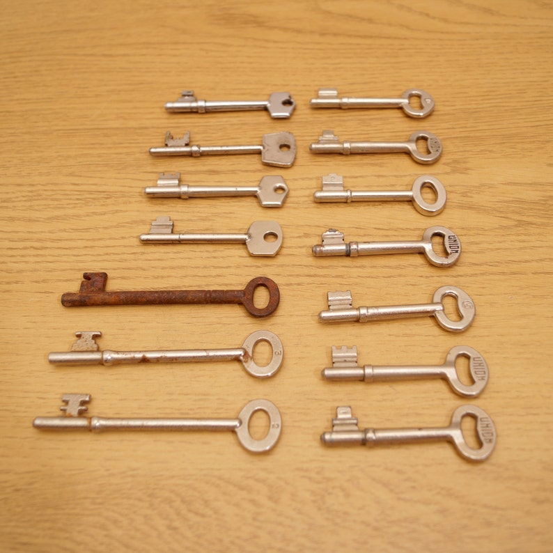 Fourteen Vintage Metal Alloy Keys 14 Keys - Etsy