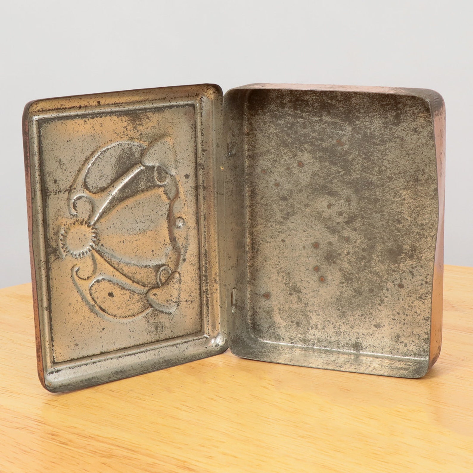 Vintage Tin box / container Hinged lid Vintage | Etsy