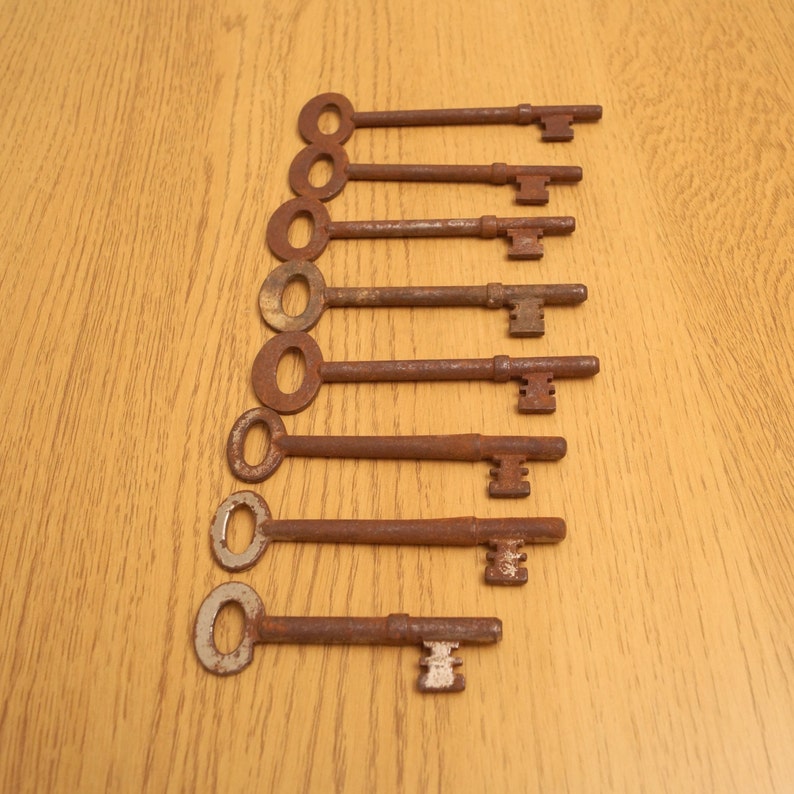 Eight Vintage Metal Alloy Keys 8 Keys - Etsy