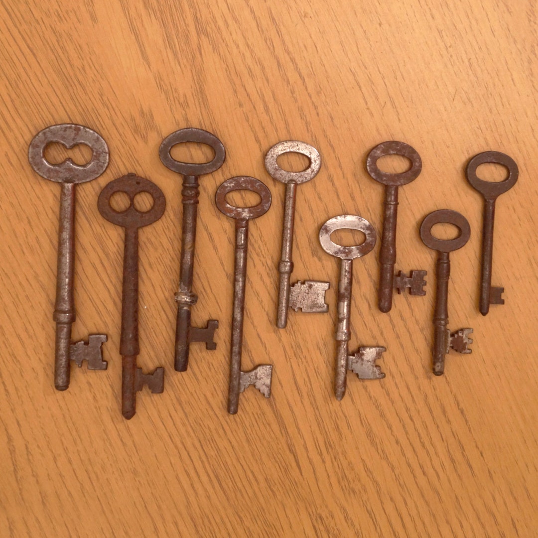9 Vintage Metal Alloy Keys || 9 Keys || Different Sizes - Etsy