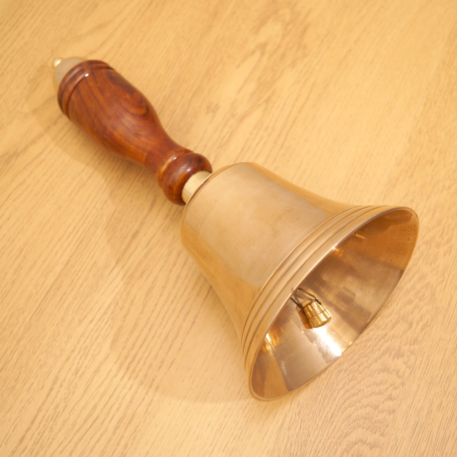 Grande cloche || laiton massif vintage || Manche en bois marron foncé ...