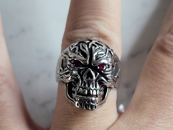Mens Sterling Silver Ruby Eyed Skull Ring 11.0g E6937 - Gem