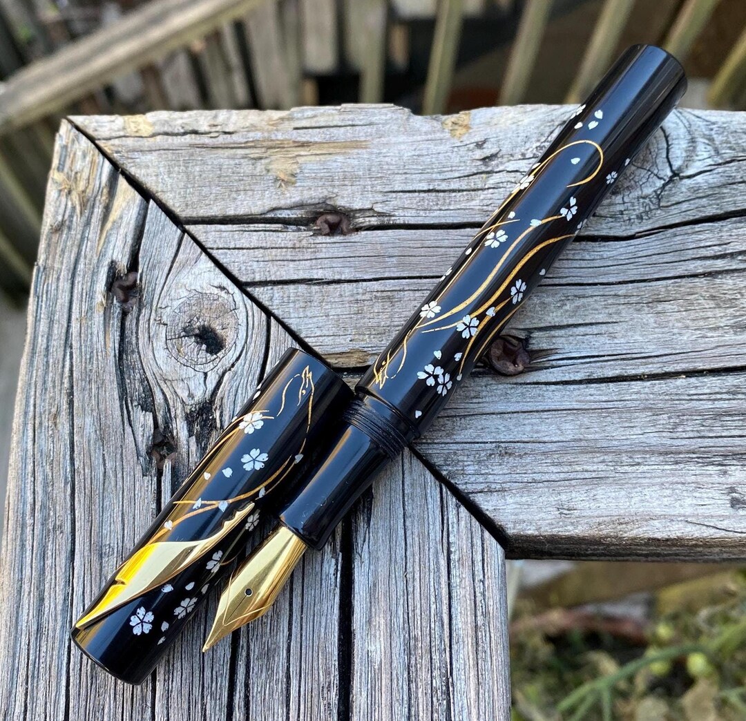 The Birds of Paradise in Falling Sakura, Birds Flourishing and Gold ...