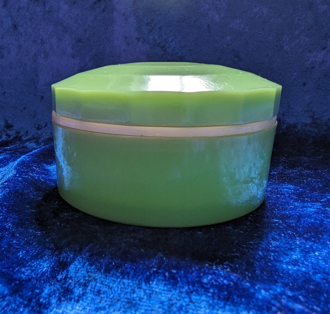 Vintage 1930s 'chic-pak' Powder Puff Green Plastic (bakelite?) - Etsy ...