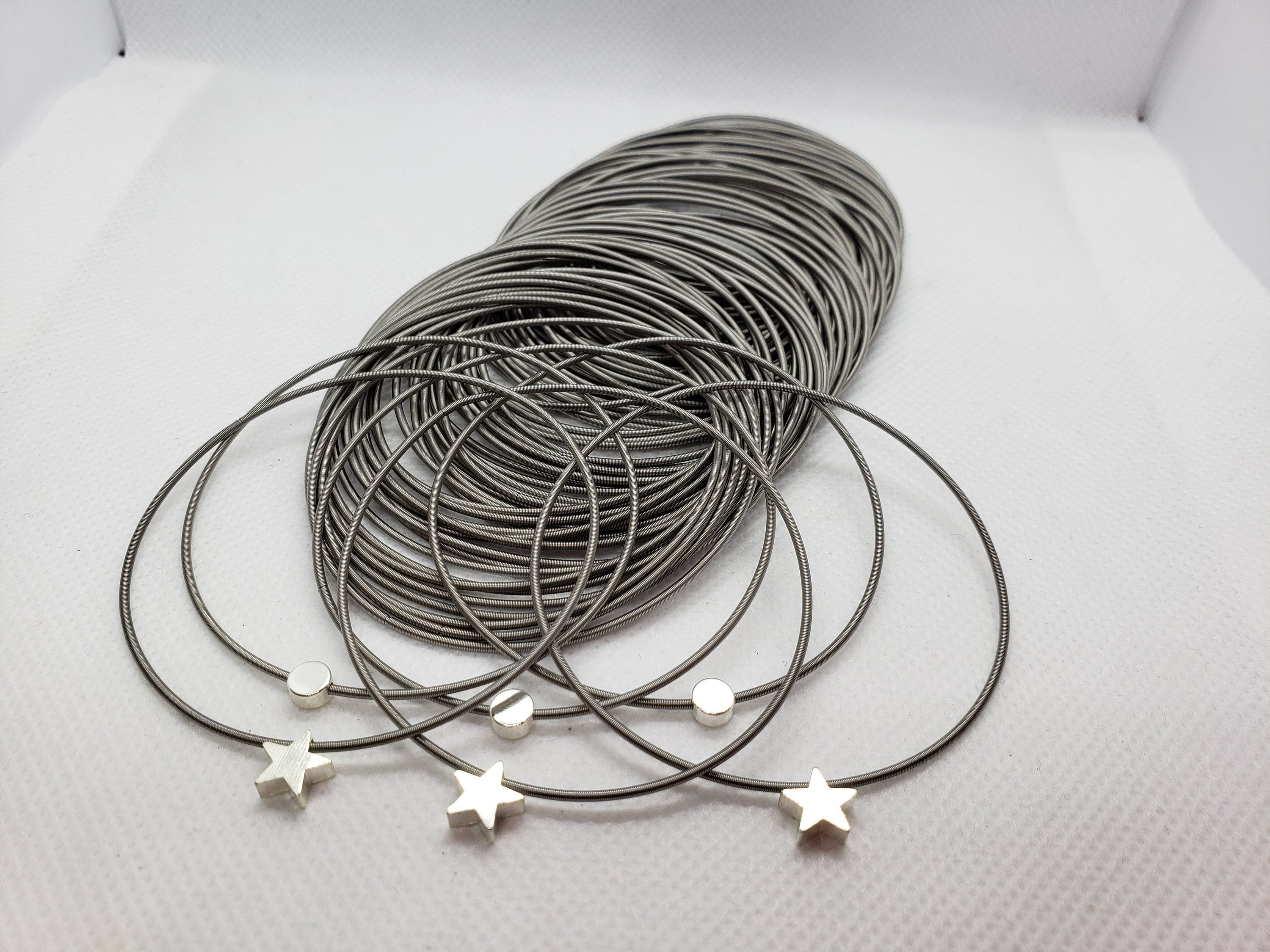 30 pulseras de resorte con seis colgantes de acero inoxidable - Etsy España