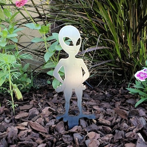 Alien & UFO Spaceship Yard Stake Gift Set | Rusty Metal Alien Garden ...