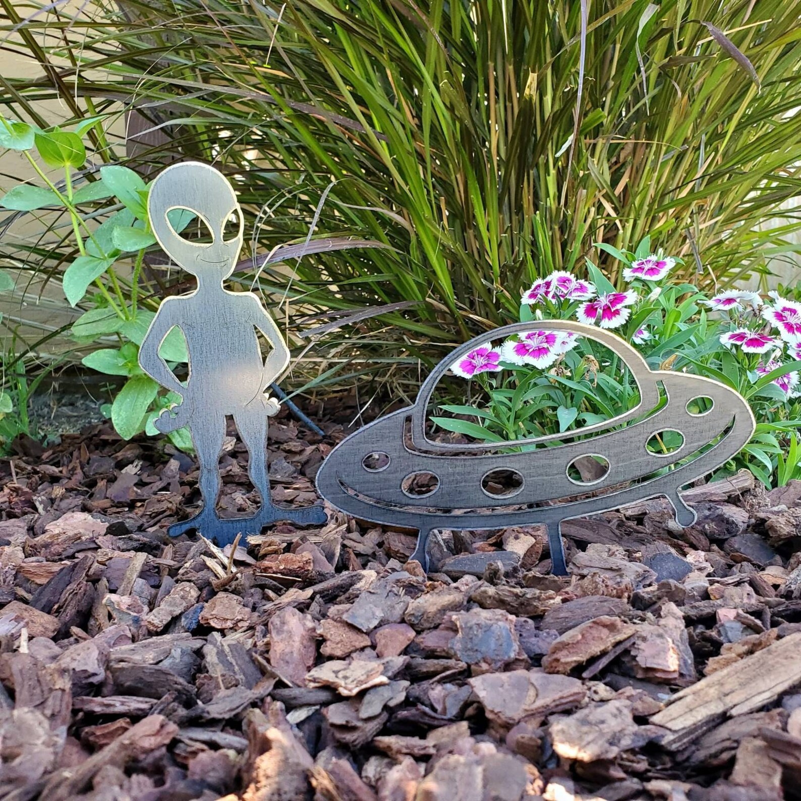 Alien & UFO Spaceship Yard Stake Gift Set | Rusty Metal Alien Garden ...