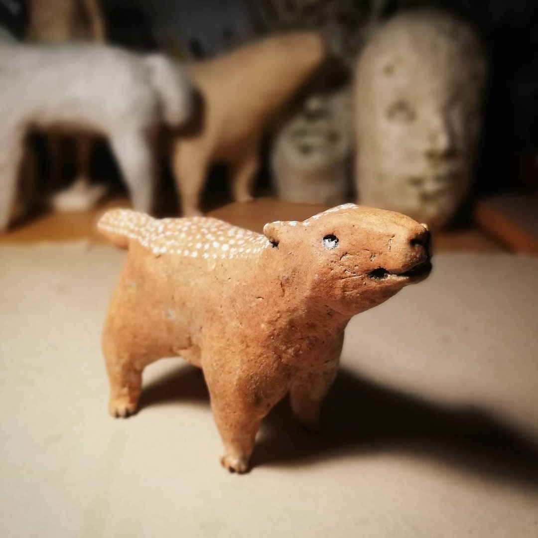 Pequeño perro punteado de color naranja claro/escultura de cerámica ...