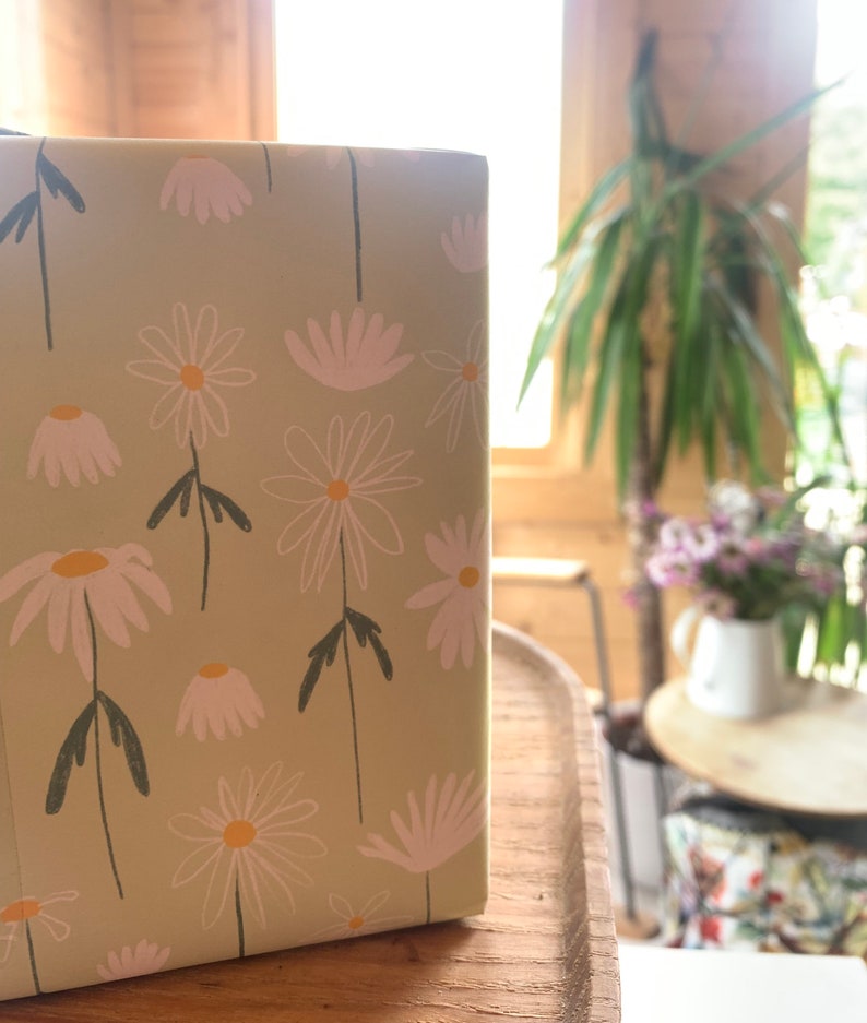 Illustrated Daisy Floral Pattern Wrapping Paper Gift Wrap | Etsy UK