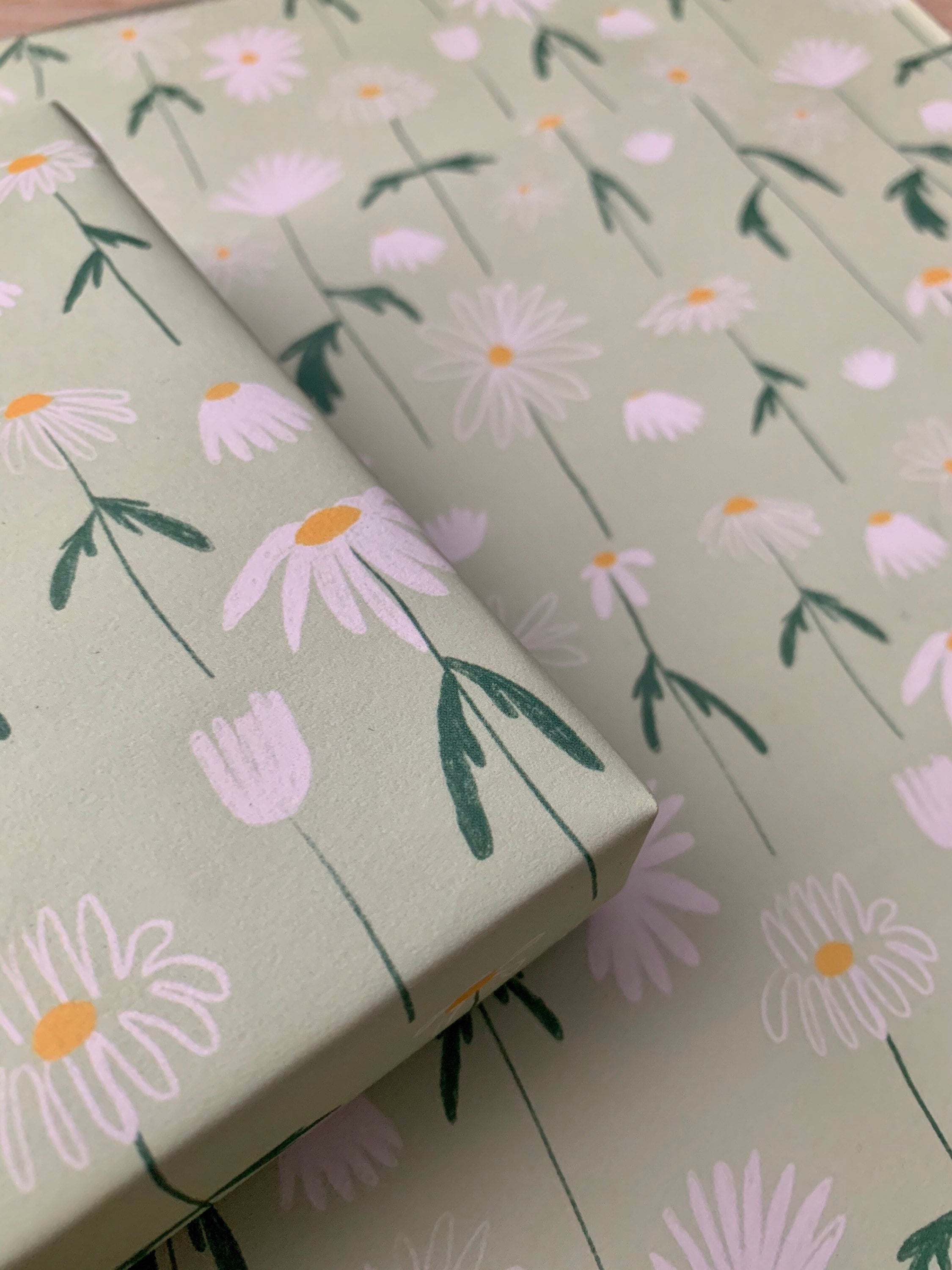 Illustrated Daisy Floral Pattern Wrapping Paper Gift Wrap | Etsy UK