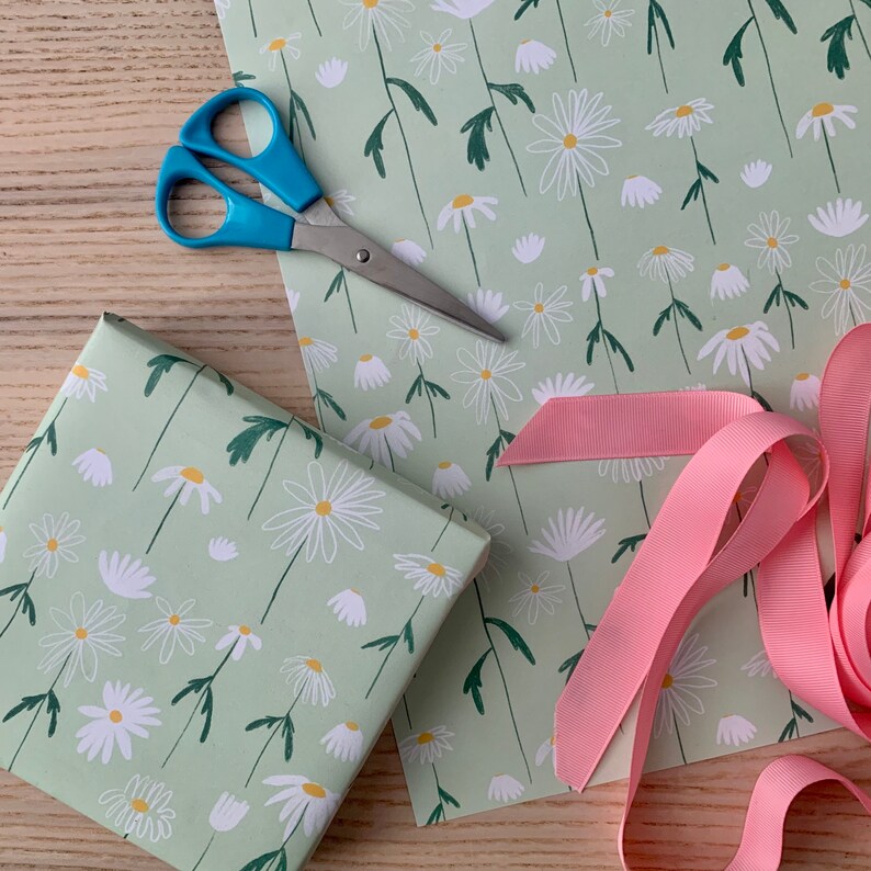 Illustrated Daisy Floral Pattern Wrapping Paper, Gift Wrap - Etsy UK
