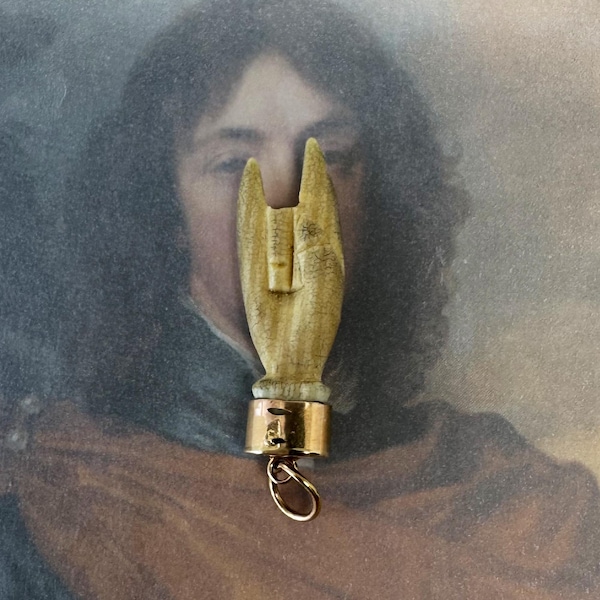 Mano Cornuta - Etsy