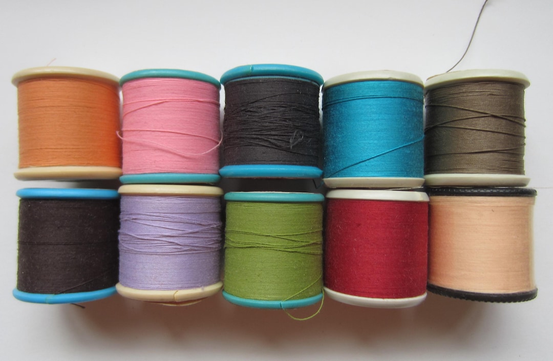 Lot of 10 Vintage Plastic Cotton Reels. Dewhurst's Trylko, Coats Etc ...