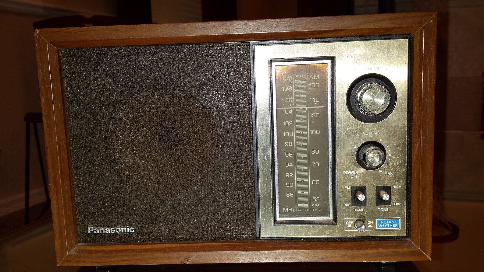Panasonic RE-6518 Wood Grain Table Top Radio - Turns on - Only Static ...