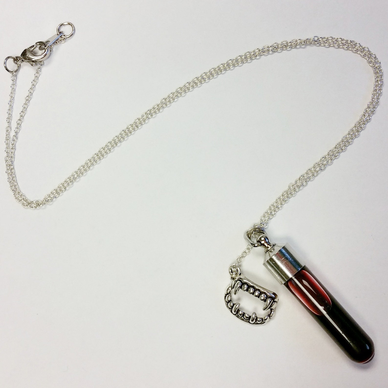 Vial de collar de sangre con encanto de colmillo | Etsy