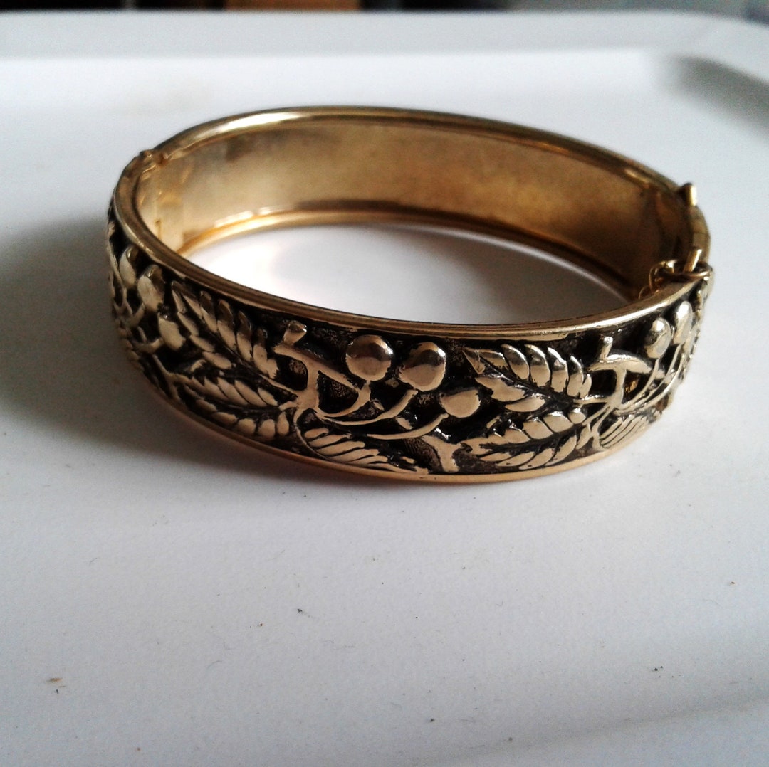 Clasp Bangle Bracelet. Leaves and Cherries. Gold Tone. 1960's. - Etsy