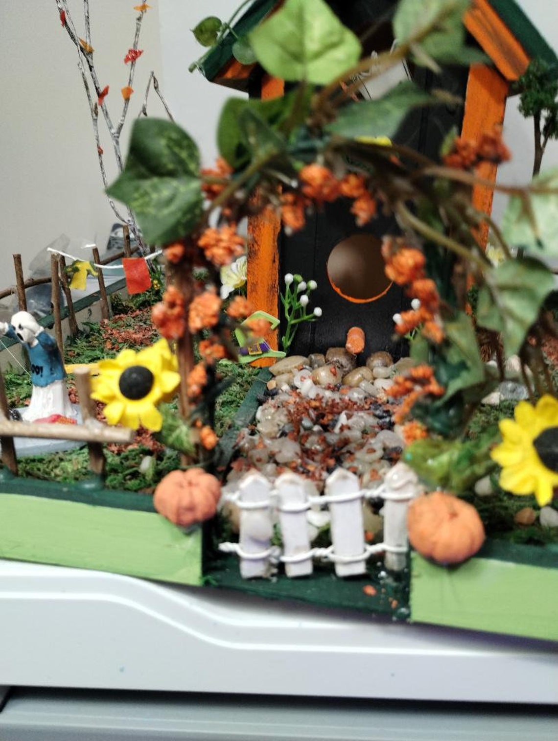 Spooky Haunted Shack, Halloween, Ghosts, Autumn Leaves, Trick or Treat ...