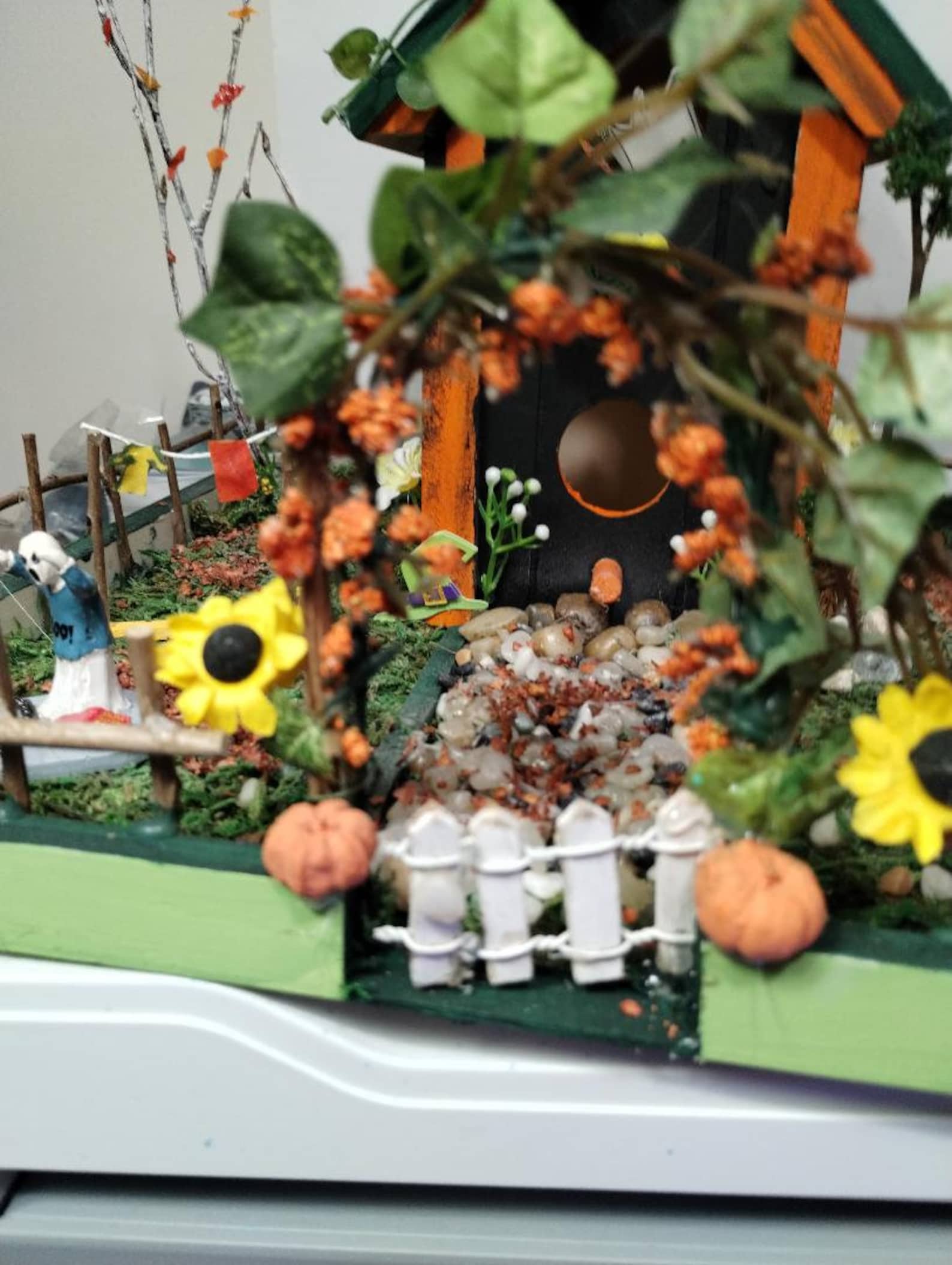 Spooky Haunted Shack, Halloween, Ghosts, Autumn Leaves, Trick or Treat ...