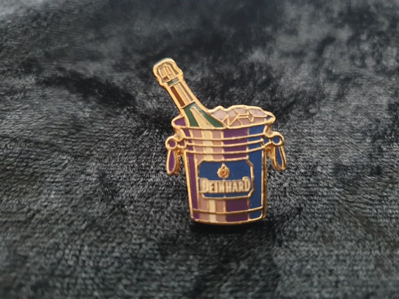 Champagne pin, ice bucket with champagne bottle, vint… - Gem