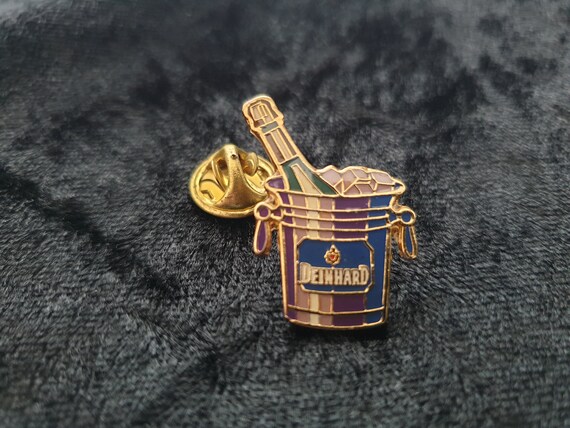 Champagne pin, ice bucket with champagne bottle, vint… - Gem