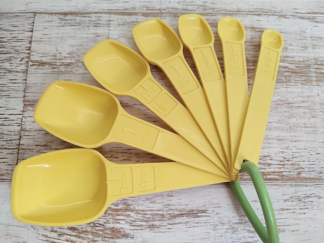 Vintage Tupperware Yellow Measuring Spoon Set Vintage Kitchen Measuring ...