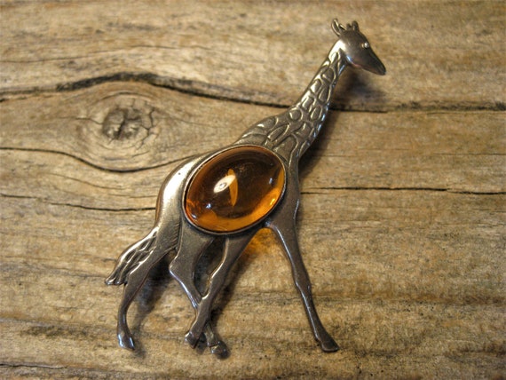 GIRAFFE BROOCH pin, natural honey belly, sterling sil… - Gem