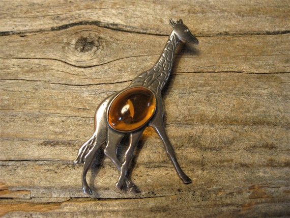 GIRAFFE BROOCH pin, natural honey belly, sterling sil… - Gem