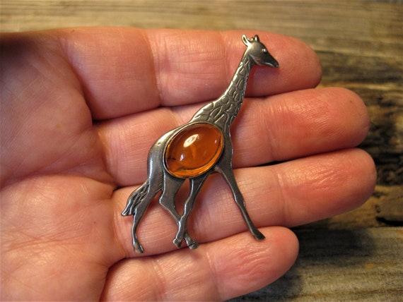 GIRAFFE BROOCH pin, natural honey belly, sterling sil… - Gem