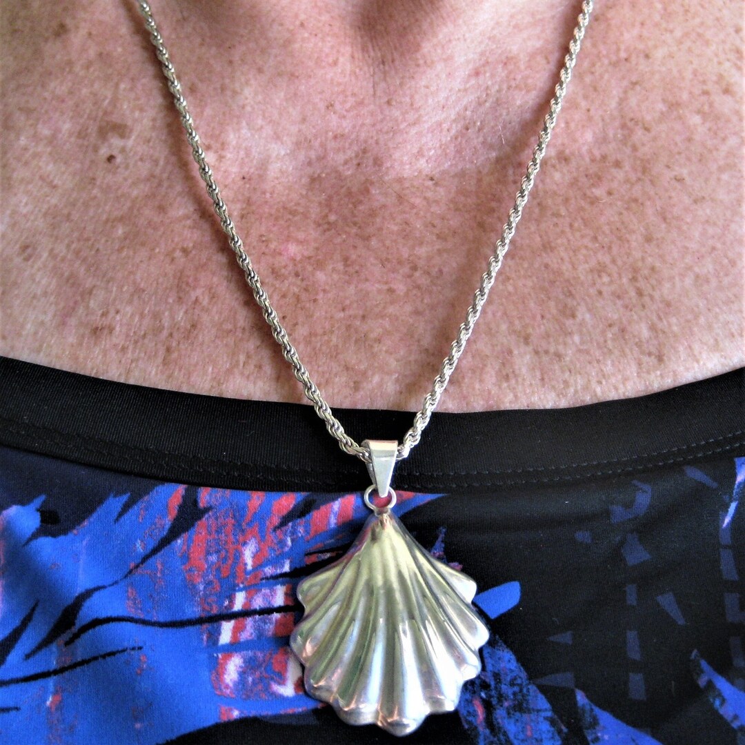 Ca 1970: Collar con colgante de concha de pata de león de ley de 2 1/4 ...