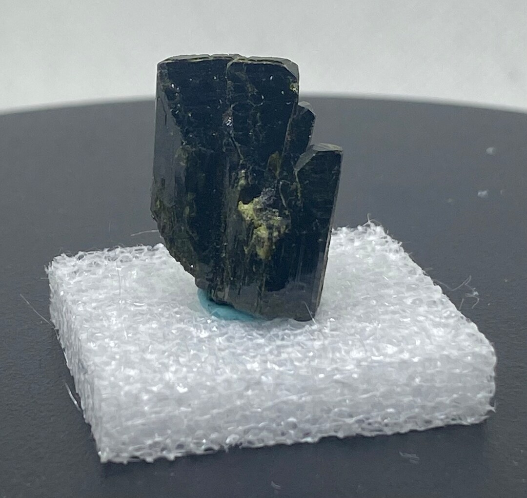 Epidote Crystal Sulzer, Prince of Wales Island, Alaska USA Thumbnail ...